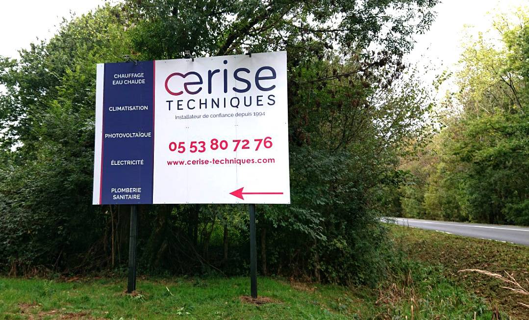 Panneaux publicitaires en bord de route en Gironde - EPS - PUBLICITÉ